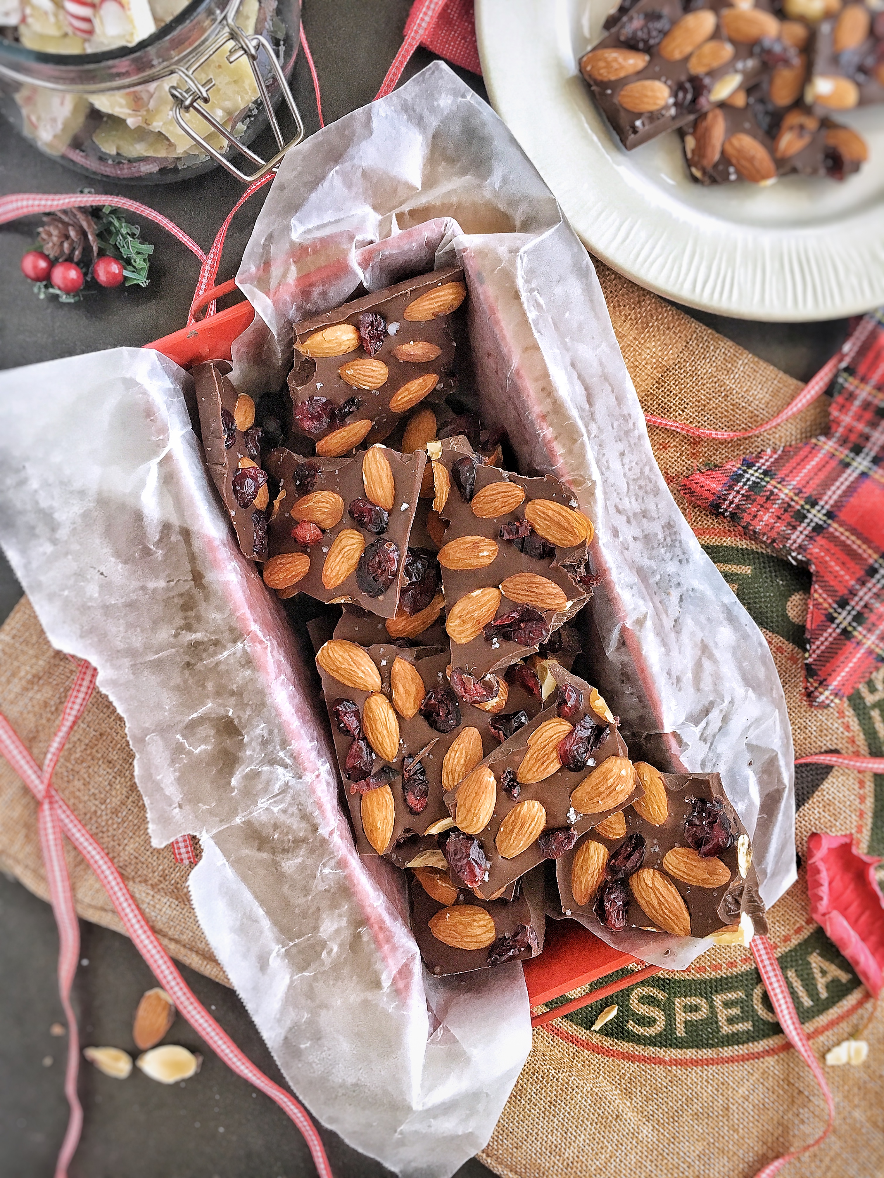 Cómo hacer chocolates fáciles con almendras y cerezas
