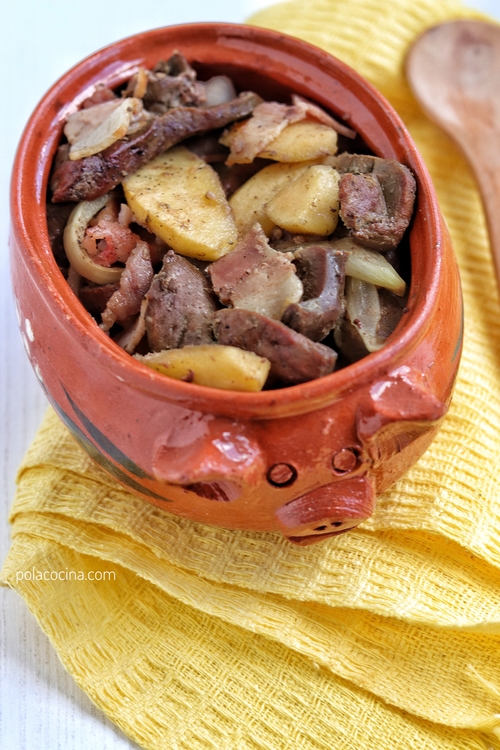 Hígado de res con manzanas al horno con tocino receta fácil