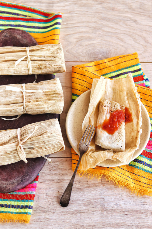 Tamales rojos de hoja de maíz receta paso a paso